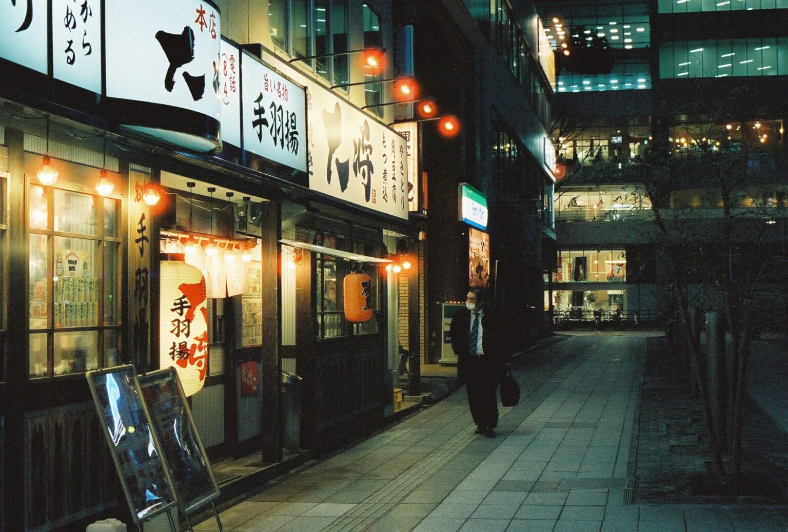 【フィルムレビュー】新発売のMARIX 800Tを使って夜スナップ。色味の比較も。 - PHOTOWALK~写真やカメラの話~ 【フィルムレビュー】新発売のMARIX 800Tを使って夜スナップ。色味の比較も。 - PHOTOWALK~写真やカメラの話~